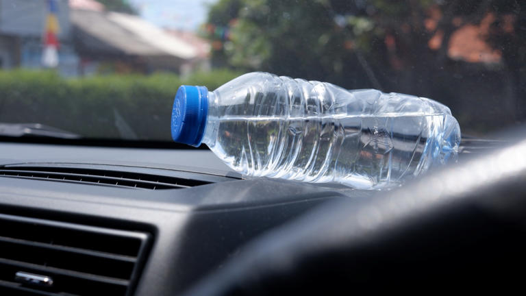 Zo kom je van die vieze geur af in je meurende waterflesje