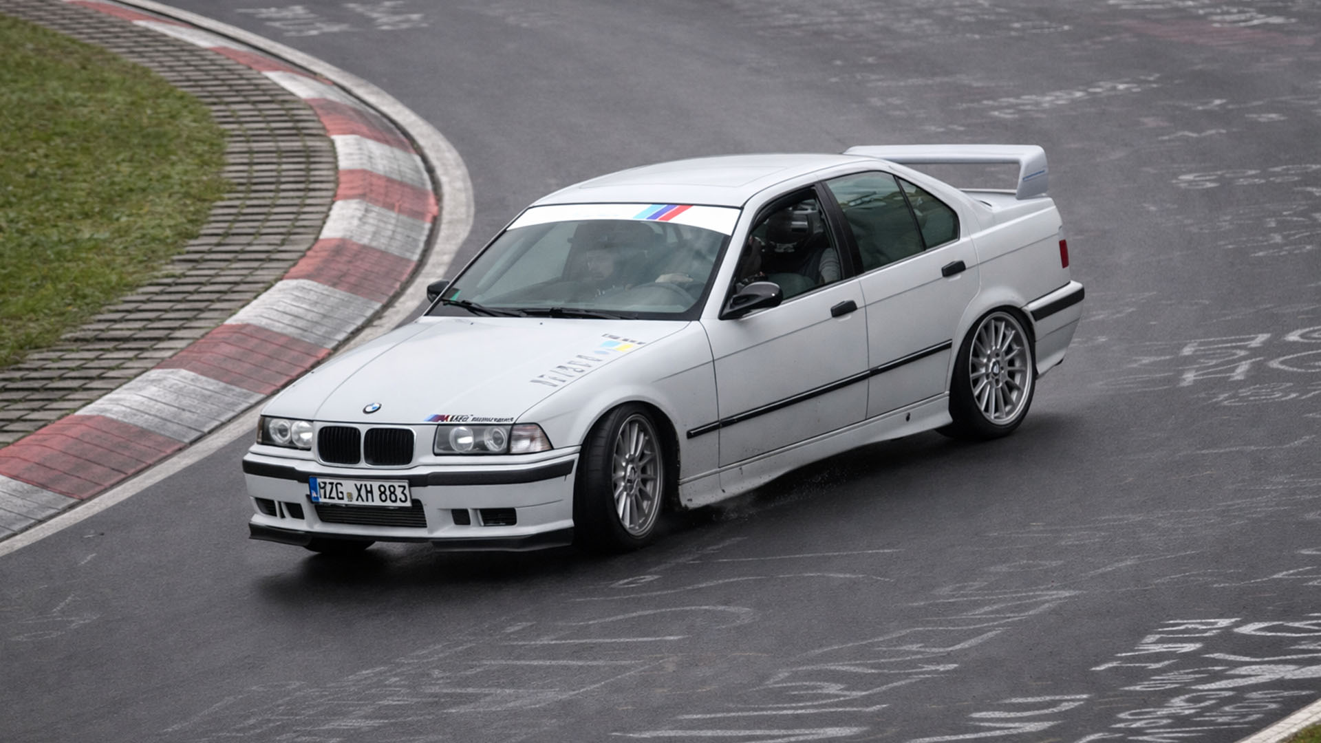 Slippery track challenges drivers at Nürburgring event