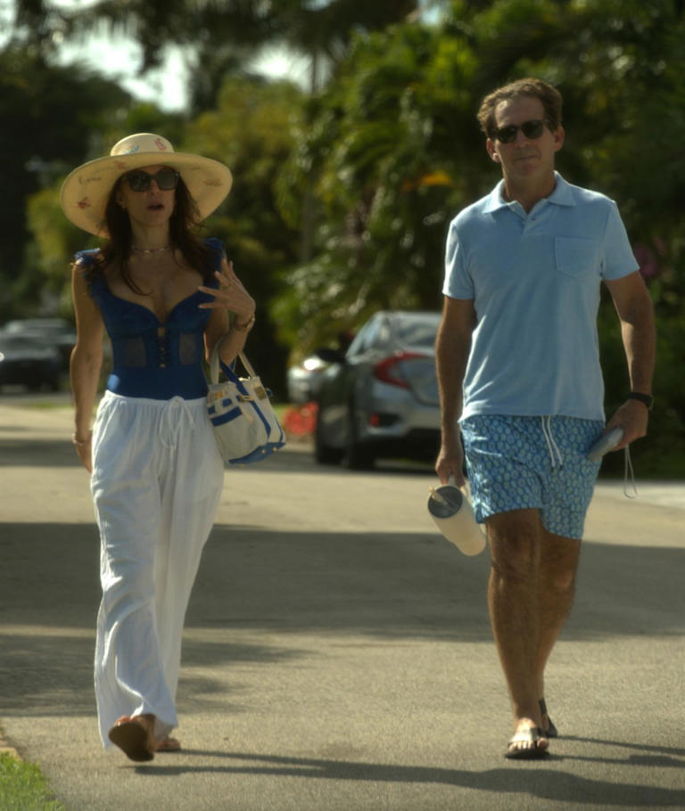 Bethenny Frankel stuns in bold look alongside mystery man after ...