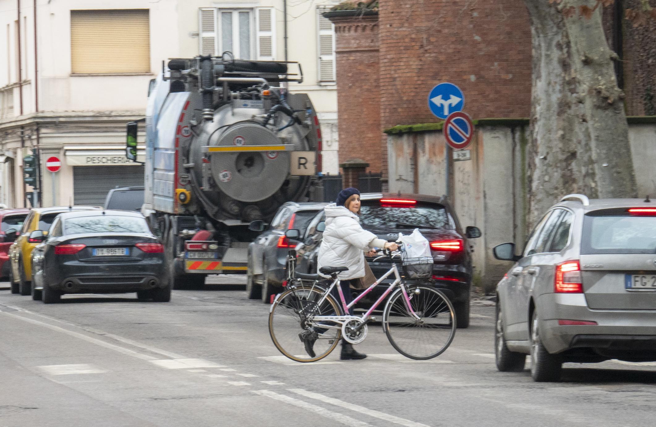 Via Giovanni da Riolo, strisce pedonali visibili