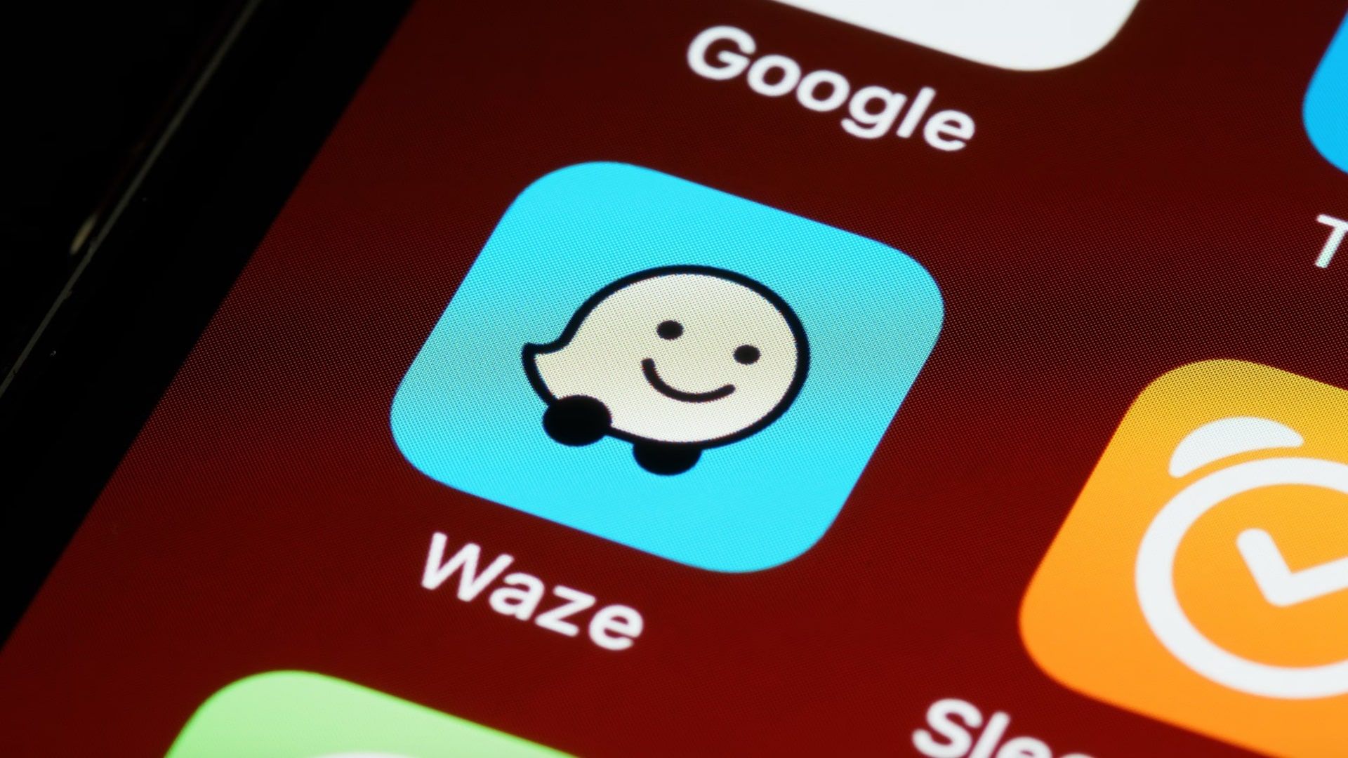 Can Waze's new features make it your Android Auto default?