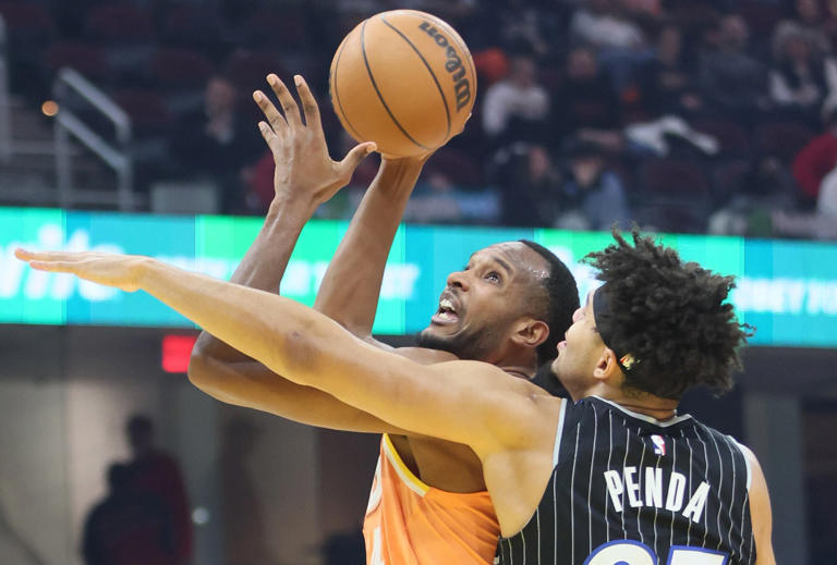 Donovan Mitchell scores 45, leads Cavs to fourth straight win, 114-98 ...