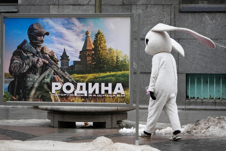 Russia offers cash bonuses, frees prisoners and lures foreigners to ...