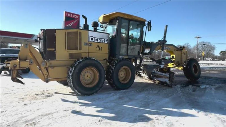 Crews work to keep Arkansas highways passable as temperatures remain ...