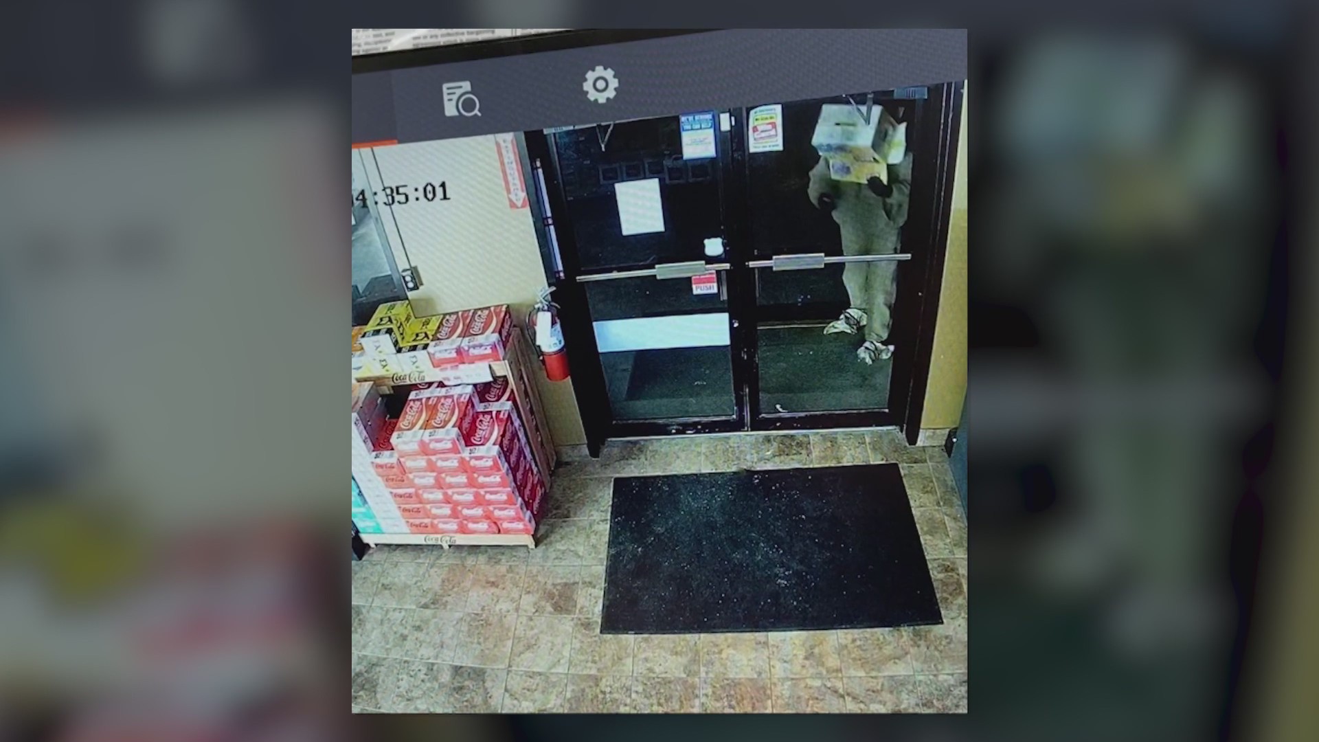 Man wearing a box breaks into Putnam County gas station