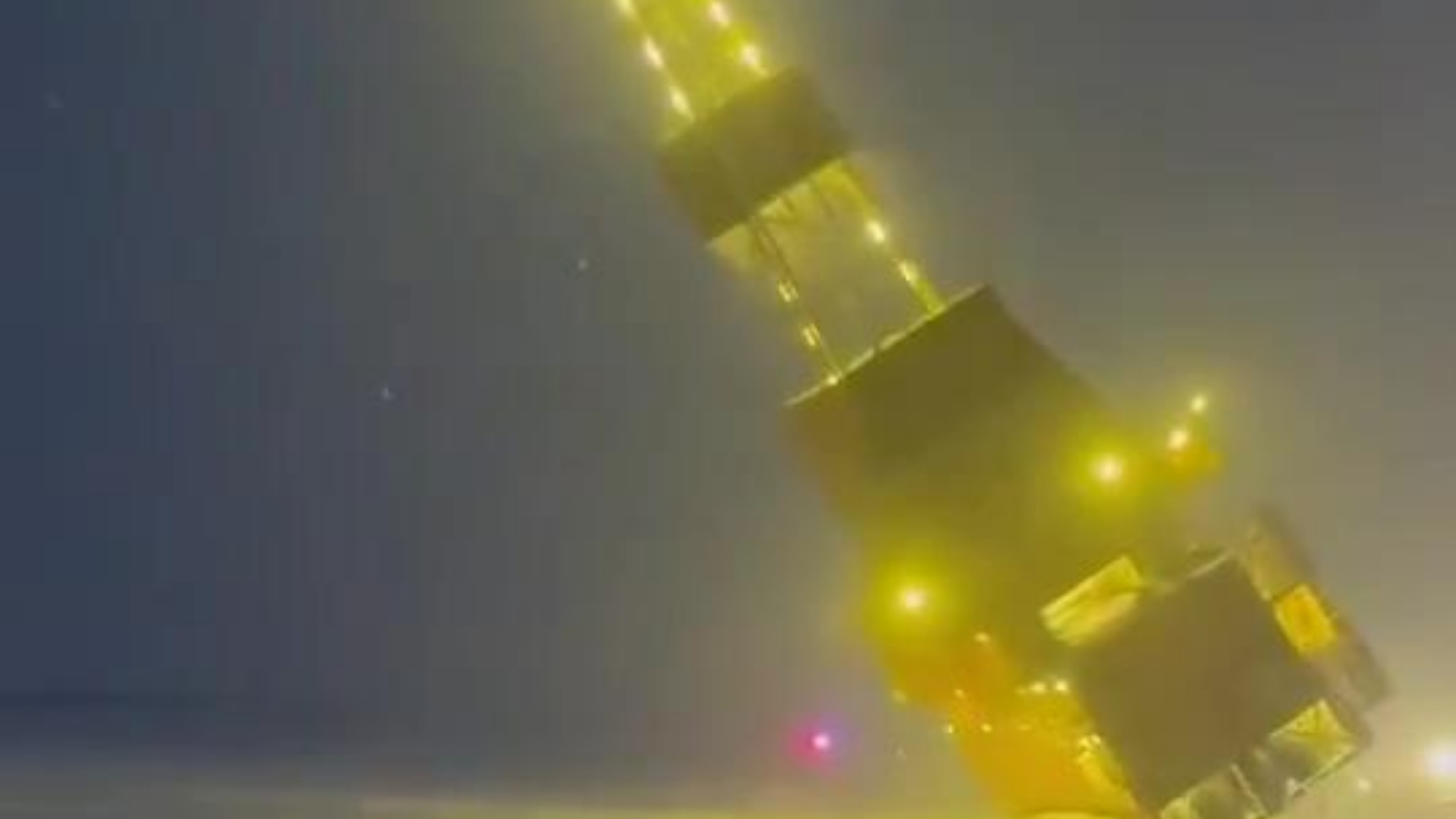 Il crollo fragoroso della gigantesca torre petrolifera che si ribalta ...