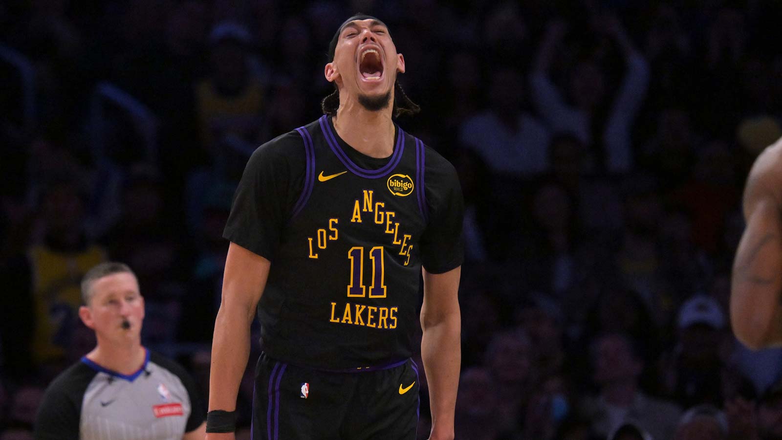 Lakers’ Jaxson Hayes pulls off wild in-game Eastbay dunk vs. Bulls