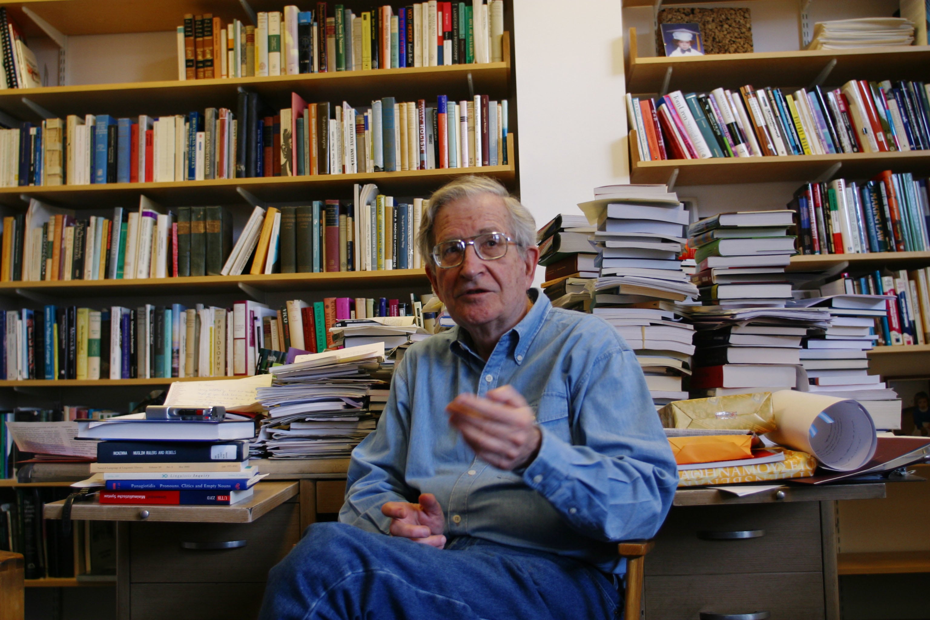 Noam Chomsky, psicolingüista: “No deberíamos estar buscando héroes ...