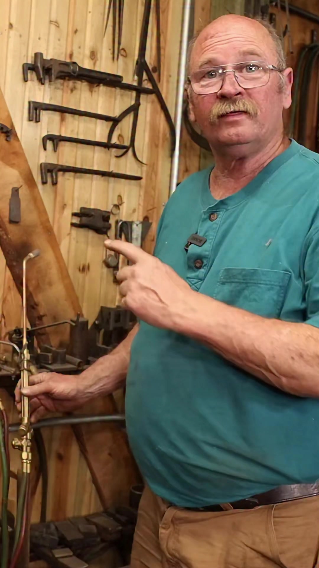 Gas saver valve for oxy torch