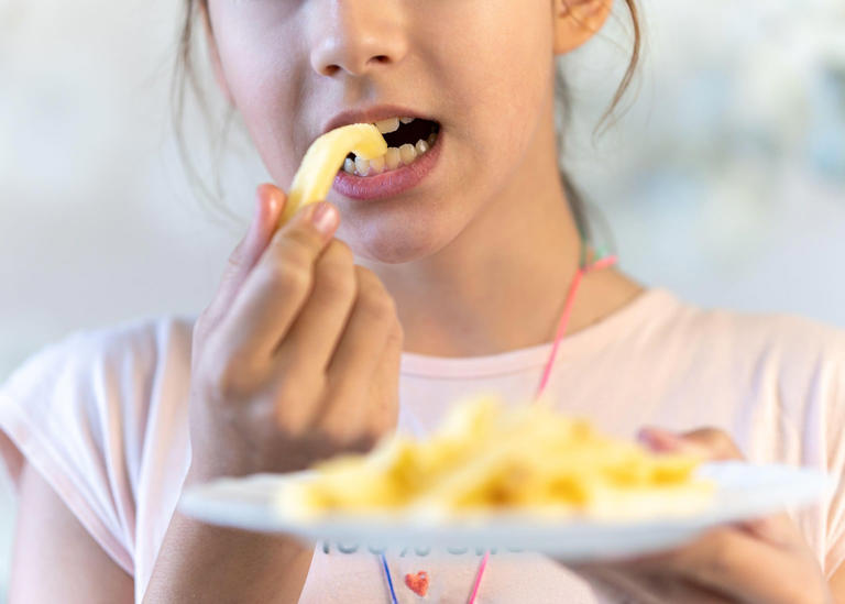 Government signals tougher crackdown on junk food advertising to children