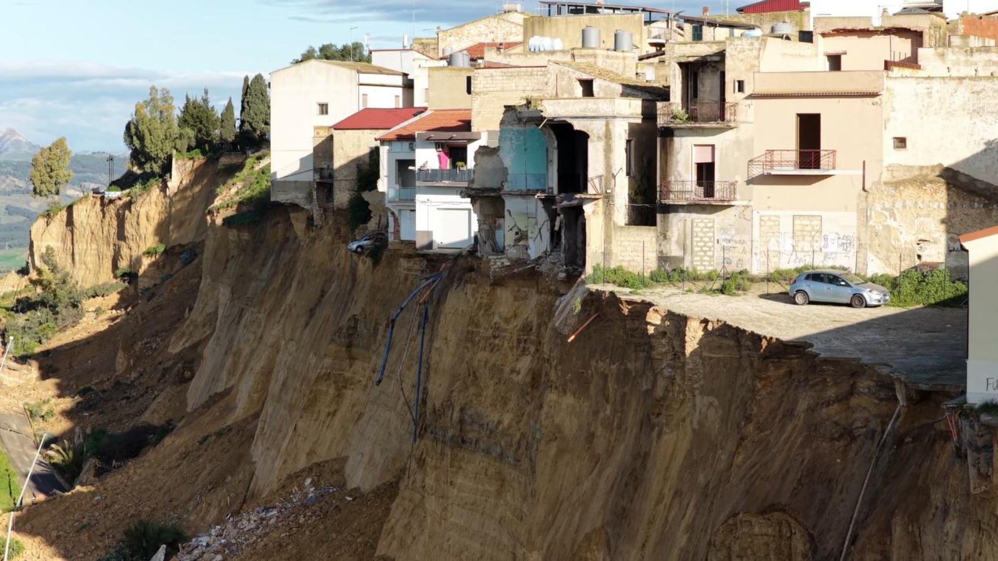 Il drone su Niscemi: la frana si estende ancora, la situazione vista ...