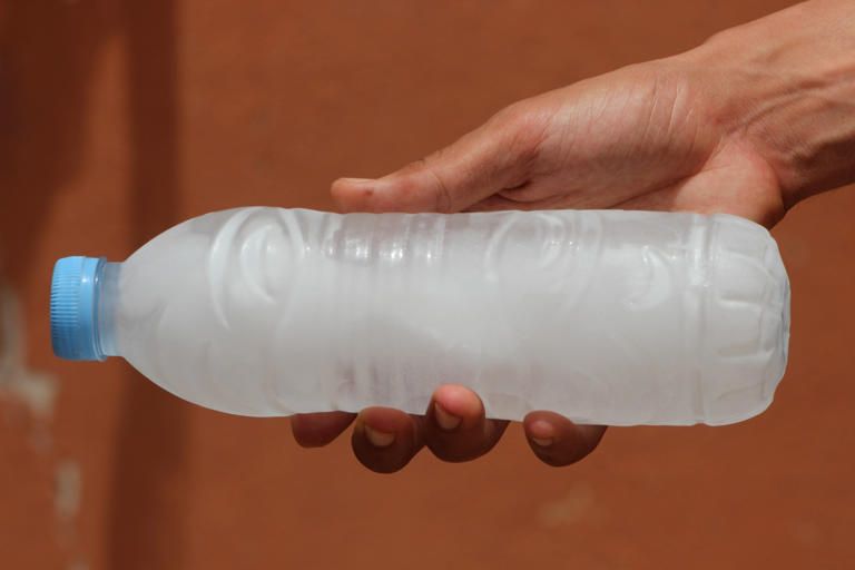 Zo kom je van die vieze geur af in je meurende waterflesje
