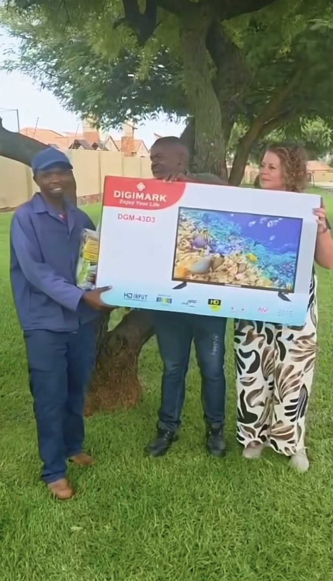 Employee rewarded with a bonus after 10 years of loyalty at work