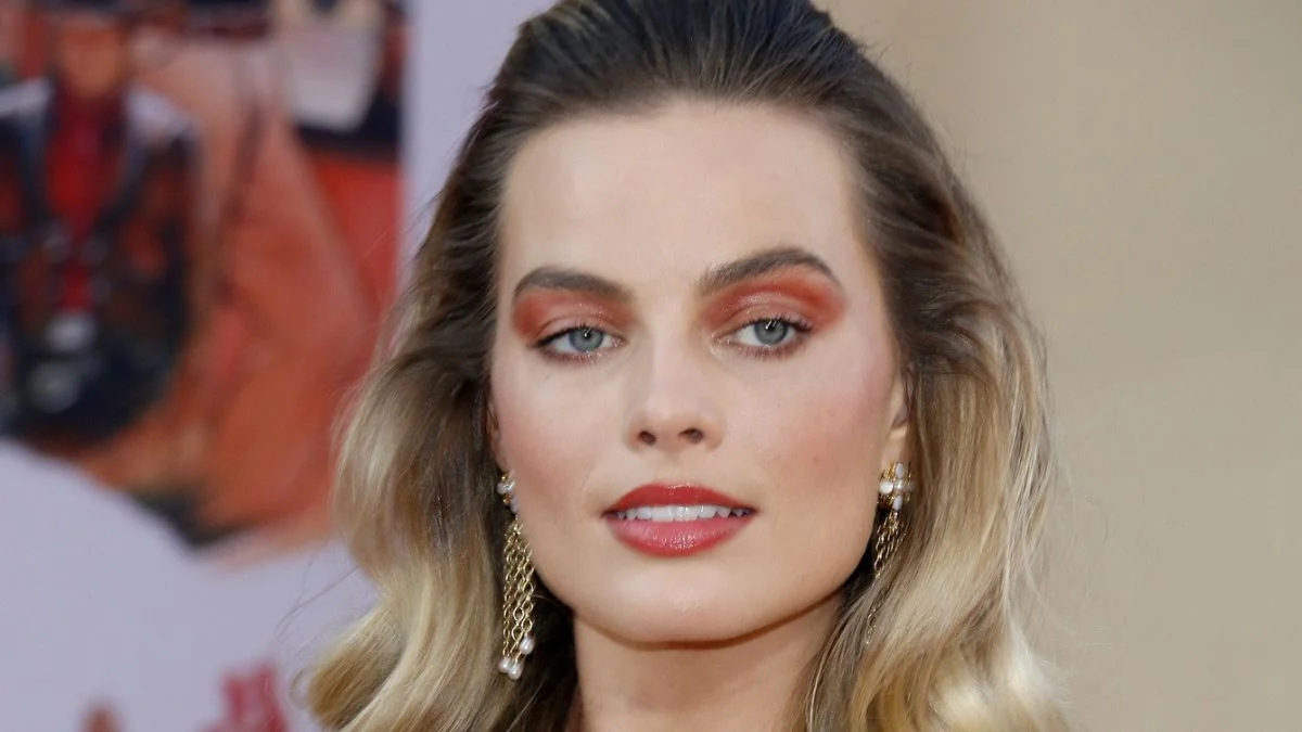 Margot Robbie stuns in dark gothic lace, showing legs that stop the ...