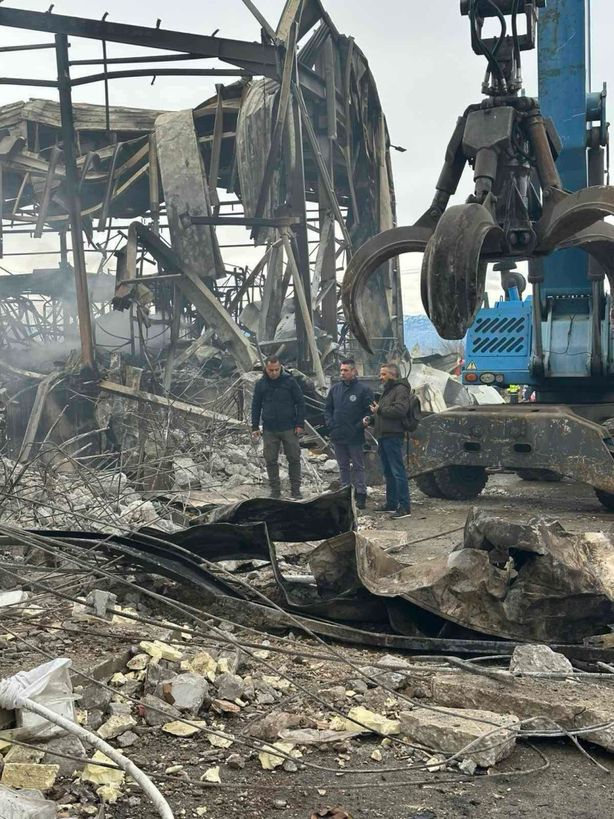 Live από τα Τρίκαλα: Διαρροή αερίου και έκρηξη στους φούρνους δείχνουν ...