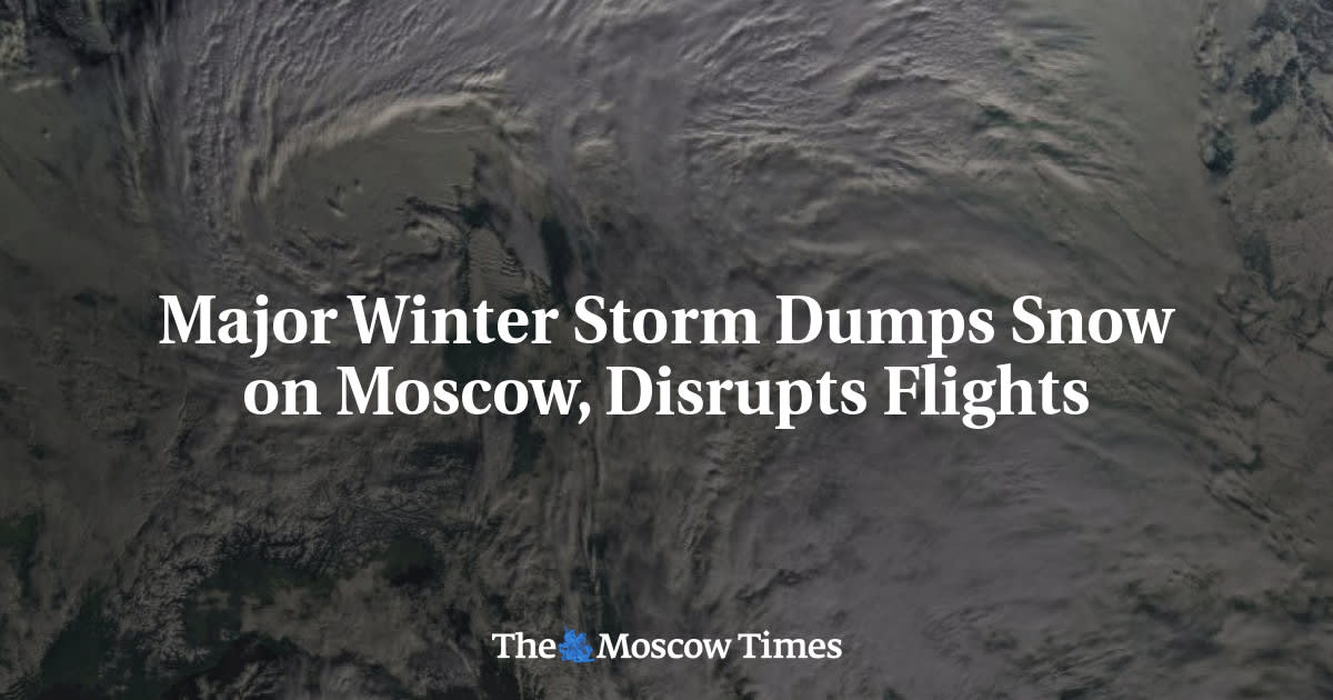 Major winter storm dumps snow on Moscow, disrupts flights