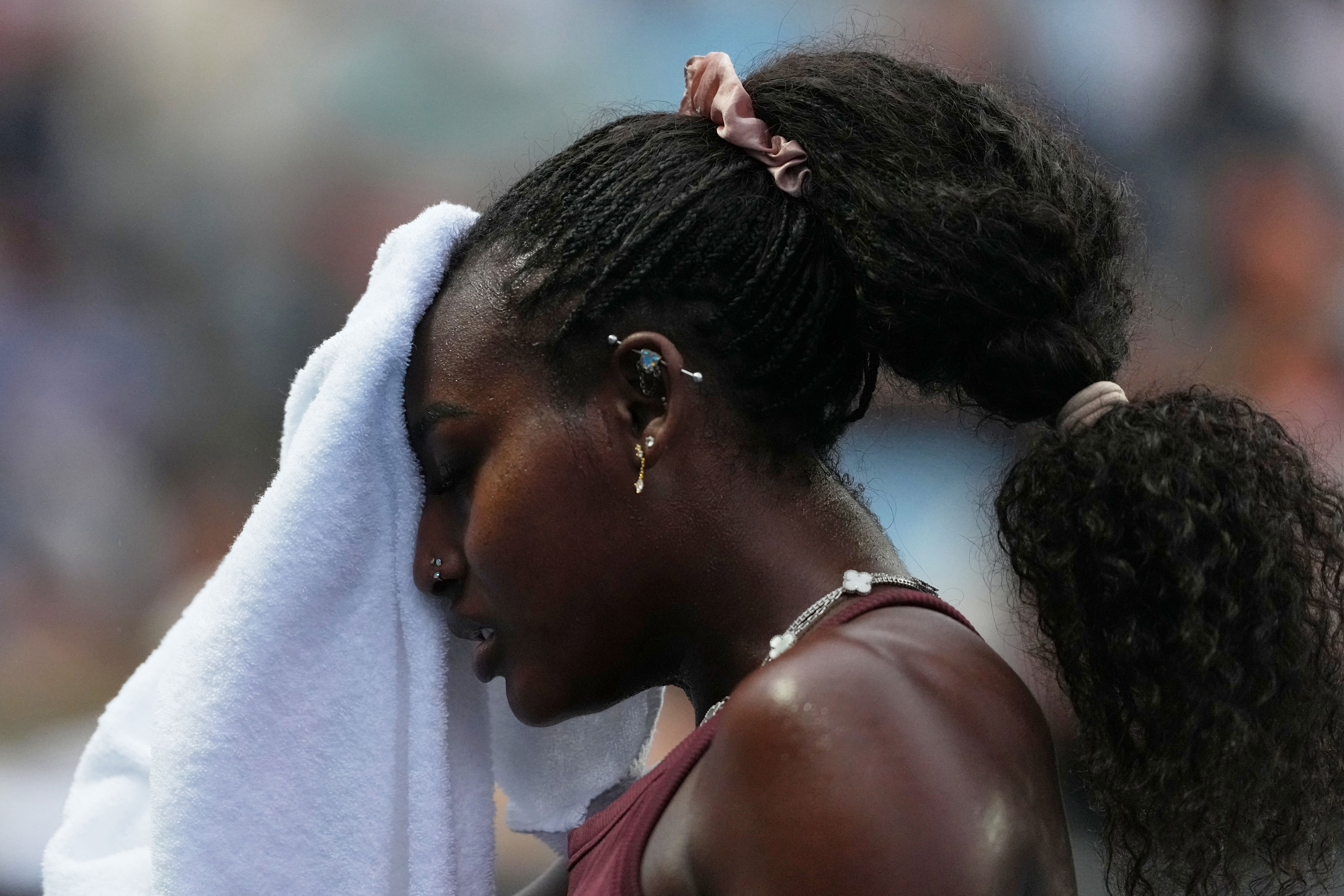 Spectators and players try to cool down during Australian Open heatwave