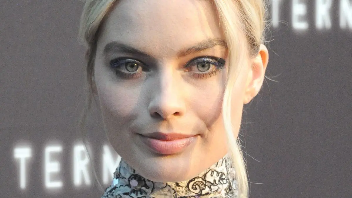 Margot Robbie flaunts killer legs in moody gothic look for 'Wuthering ...