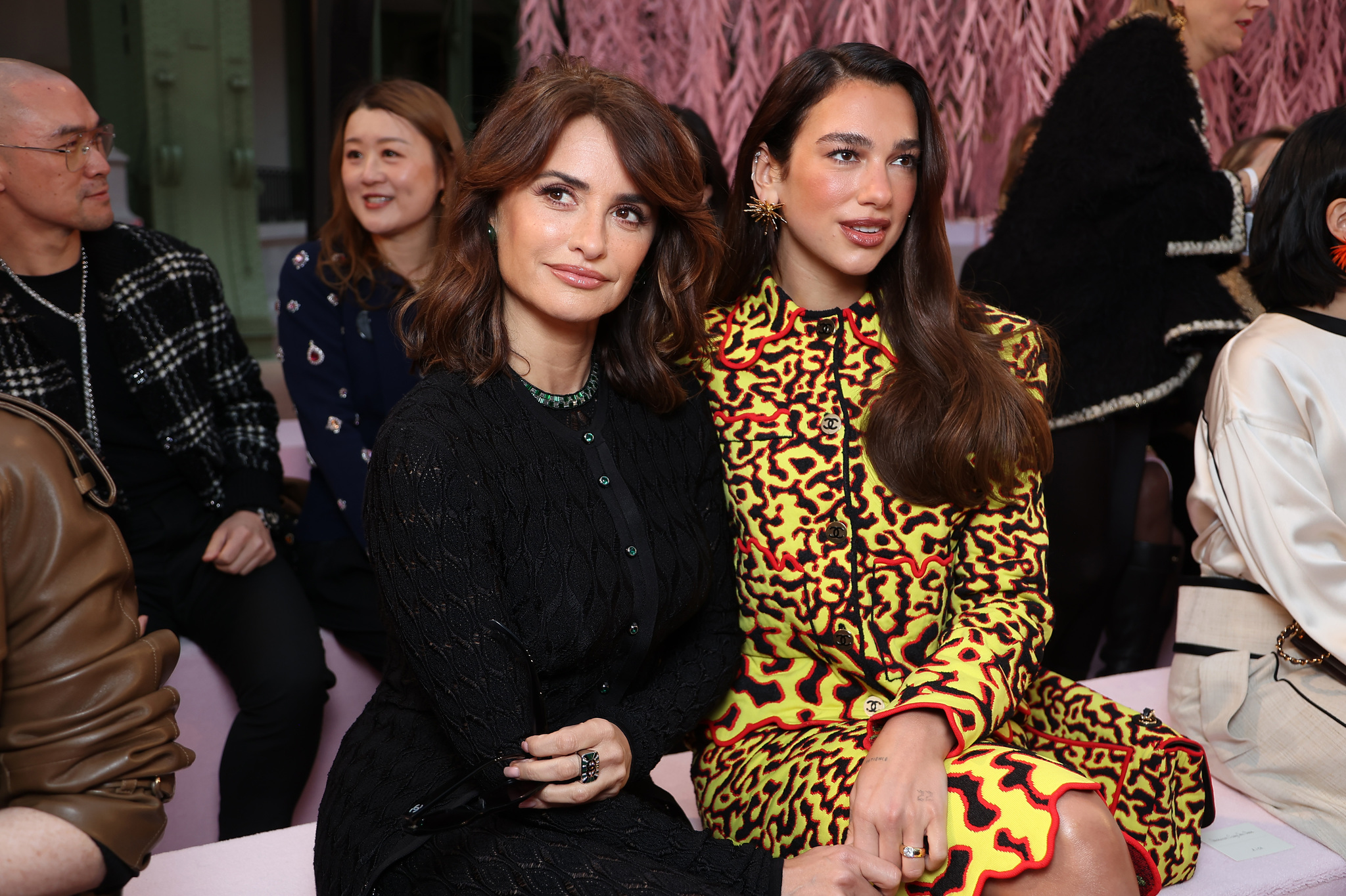 Penélope Cruz y sus originales zapatos, el elegante vestido de Carlota ...