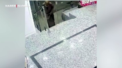 İstediği ilacın eczanede olmadığını öğrenen yaşlı adam takla atarak ...