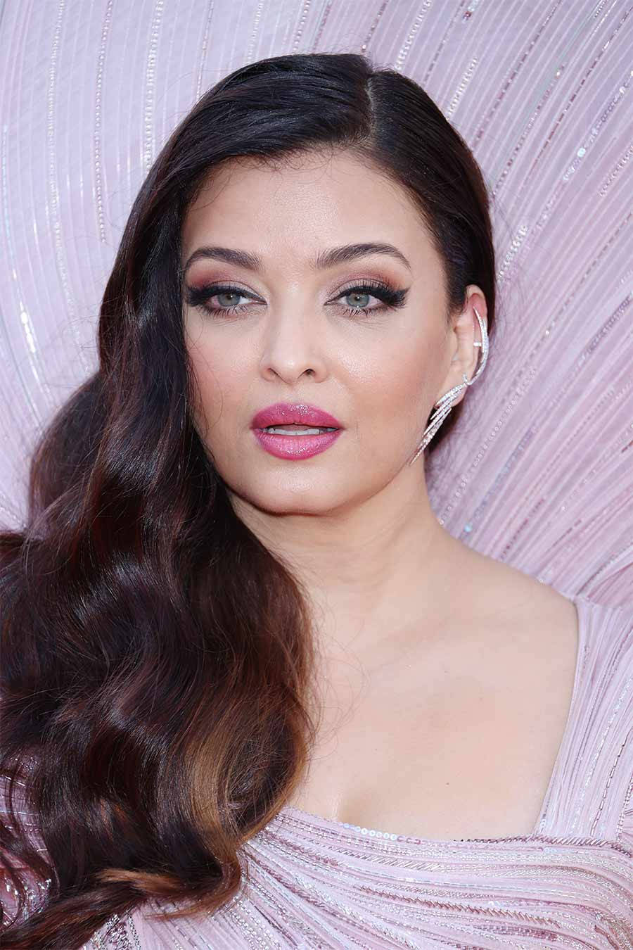 Except for Aishwarya Rai, hardly anyone is naturally beautiful - Farah Khan