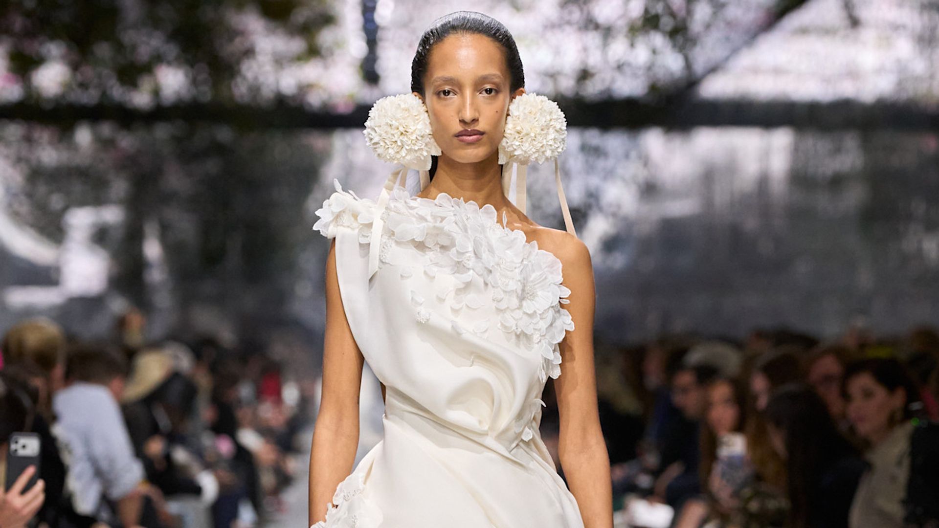 El motivo por el que los desfiles de alta costura terminan con un ...