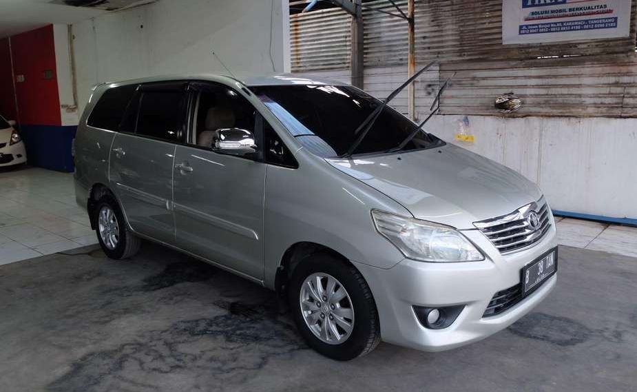 Sisa segini harga Toyota Kijang Innova bensin 2012 bekas makin ramah