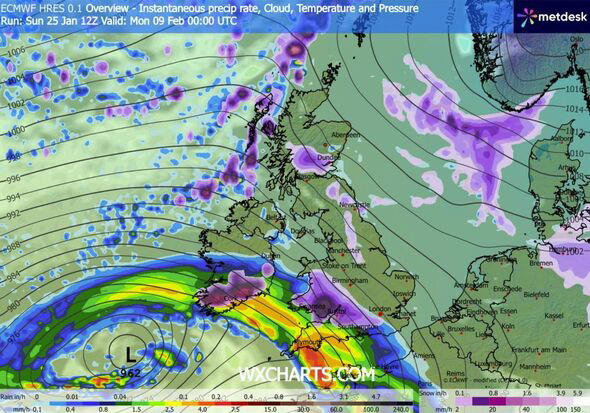 Snow maps show 73 cities buried as 82cm blizzard hits as far south as ...