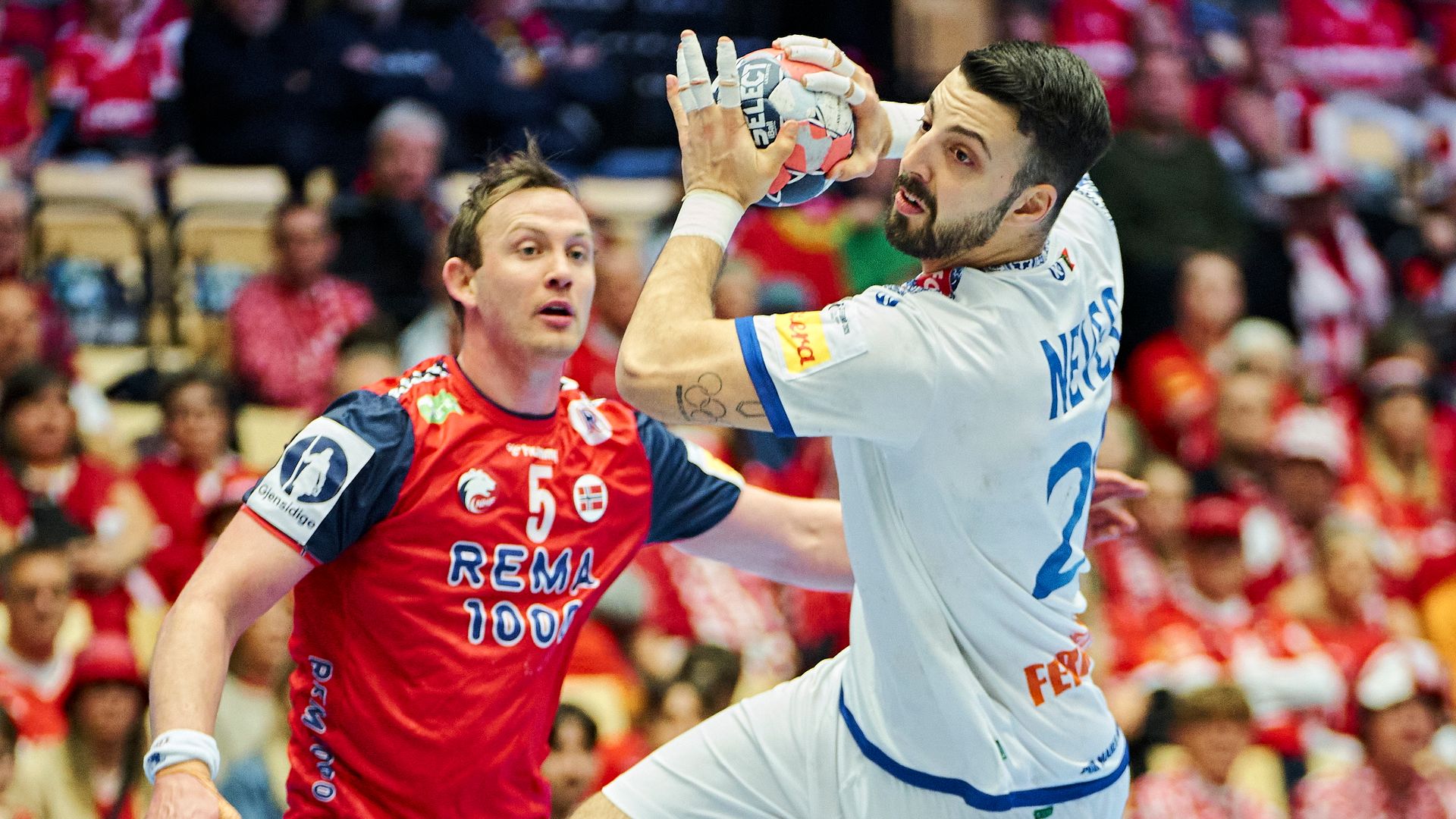 Handball-EM: Portugals Miguel Neves spioniert auf dem Spielfeld mit dem ...