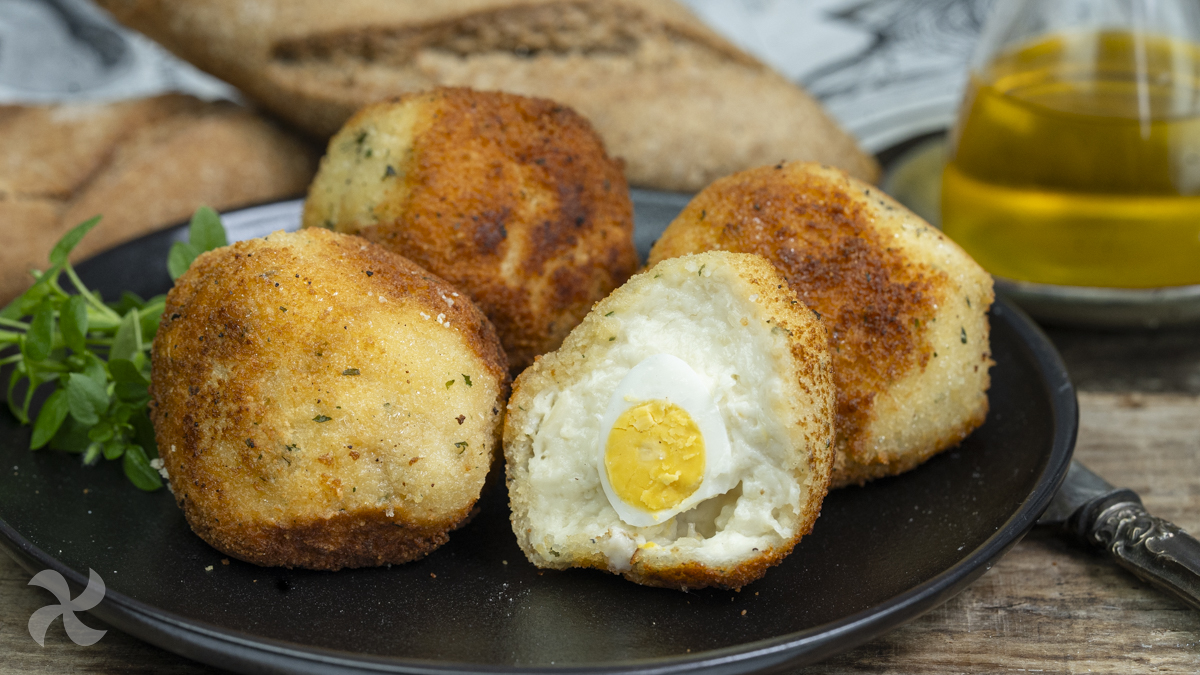 Croquetas de merluza con relleno de huevo de codorniz