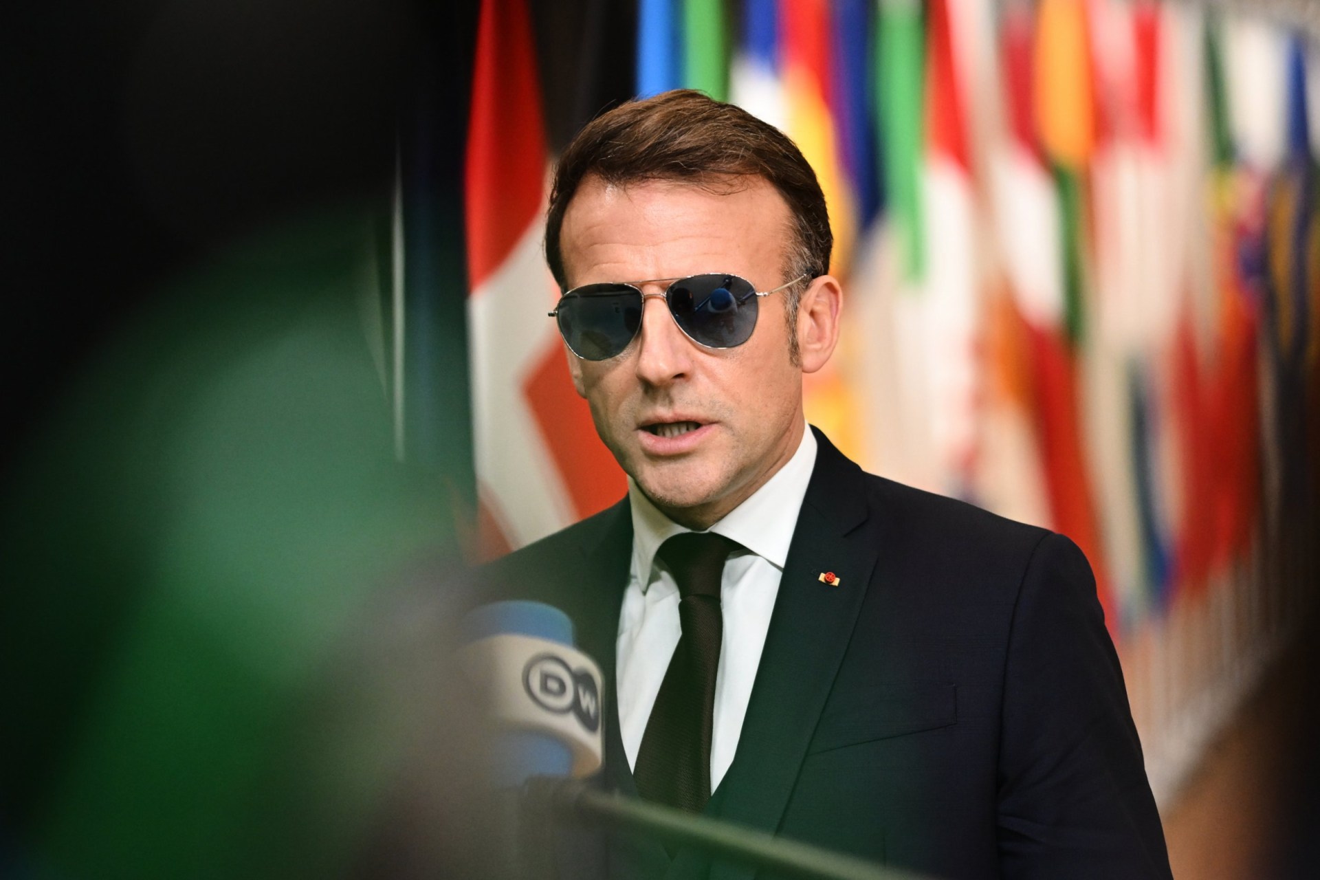 Starmer mocks Macron with stylish aviator shades