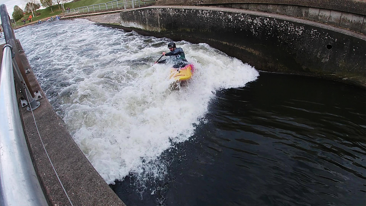 Freestyle kayaker flexes his athleticism in Nottingham water