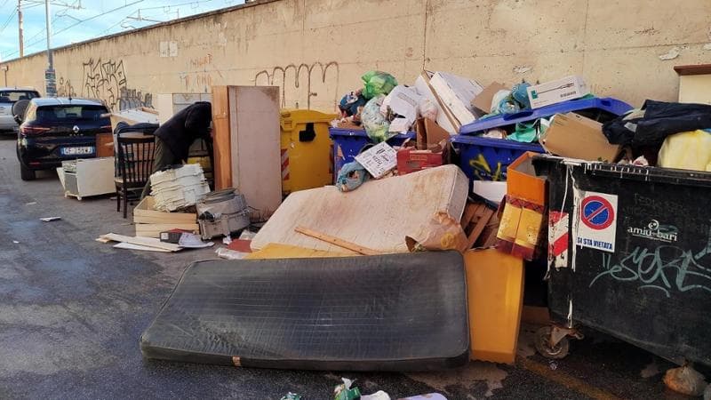 Bari, i mobili del trasloco abbandonati in strada: scoperto ...