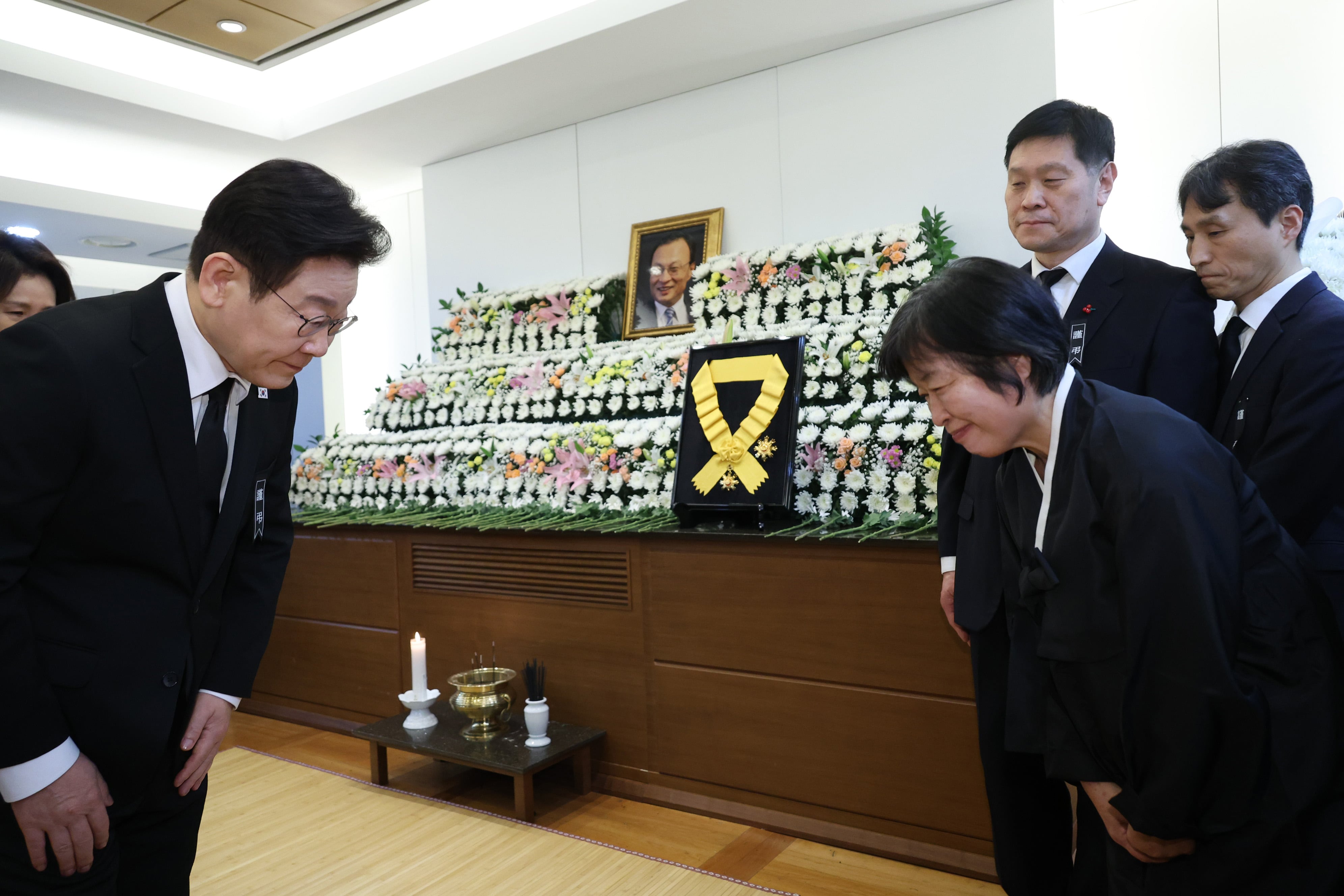 Breaking: President Lee Jae-myung awards Mugunghwa Medal to late prime ...