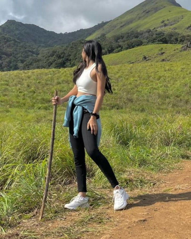 12 outfit naik gunung perempuan non hijab, nyaman dan praktis