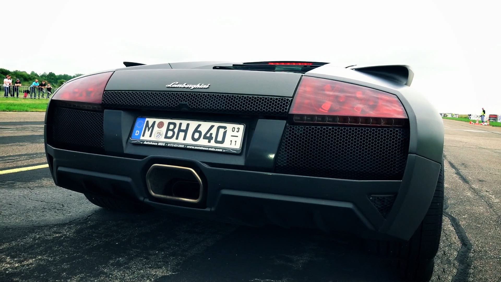Lamborghini sports car delivers powerful exhaust notes