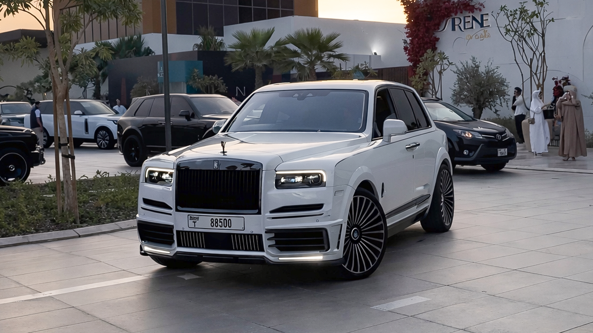 $412.000 Cullinan rijdt door luxe wijk in Dubai