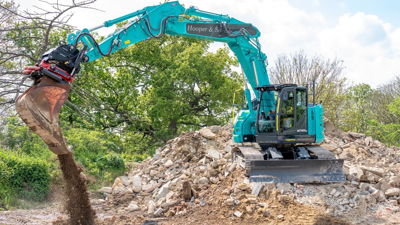 Hooper and Sons adds Kobelco SK270 SR excavator
