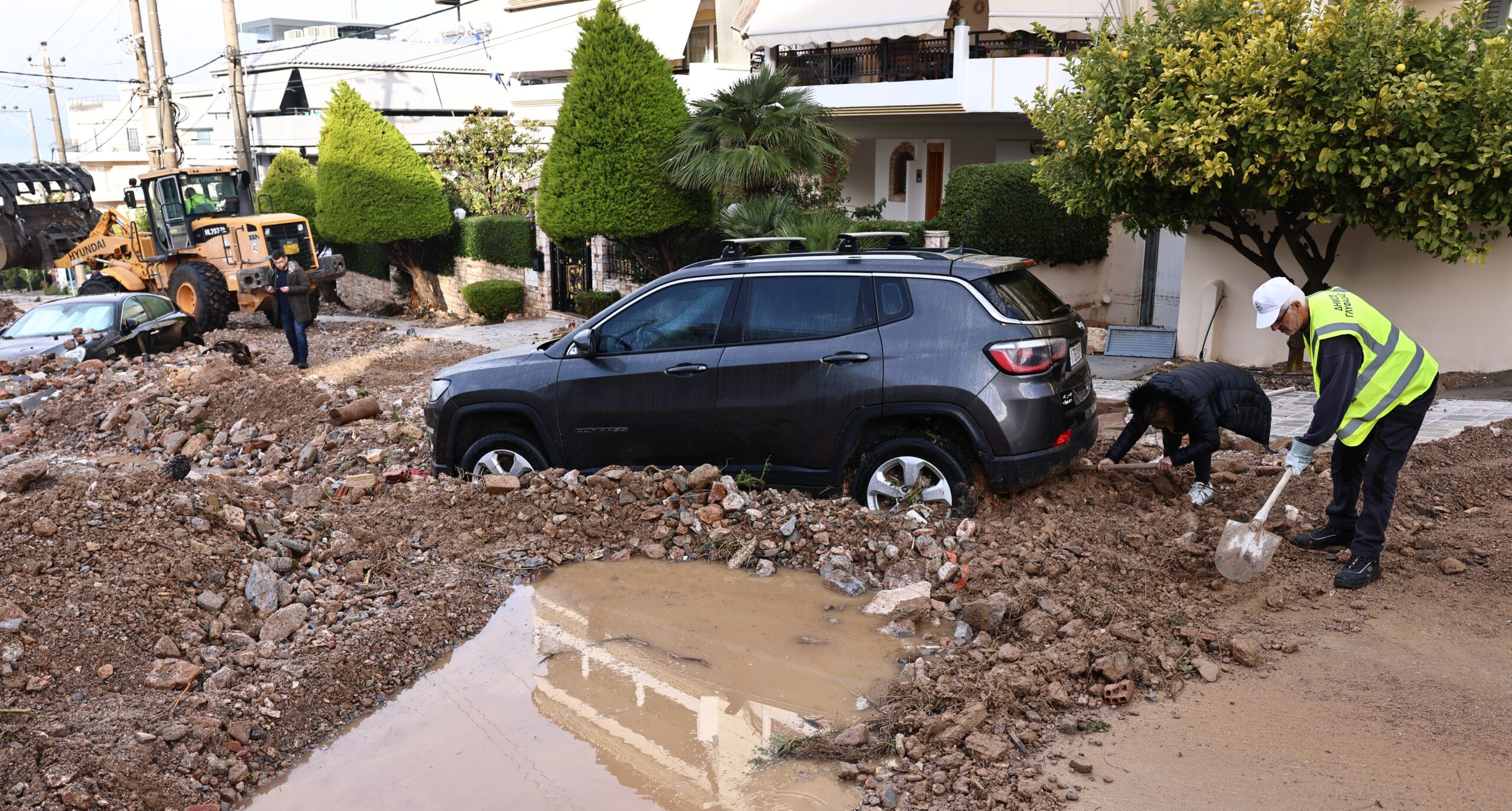 Πλημμύρες στη Γλυφάδα: «Απολύτως νόμιμο» το έργο υπογειοποίησης, λέει ο ...