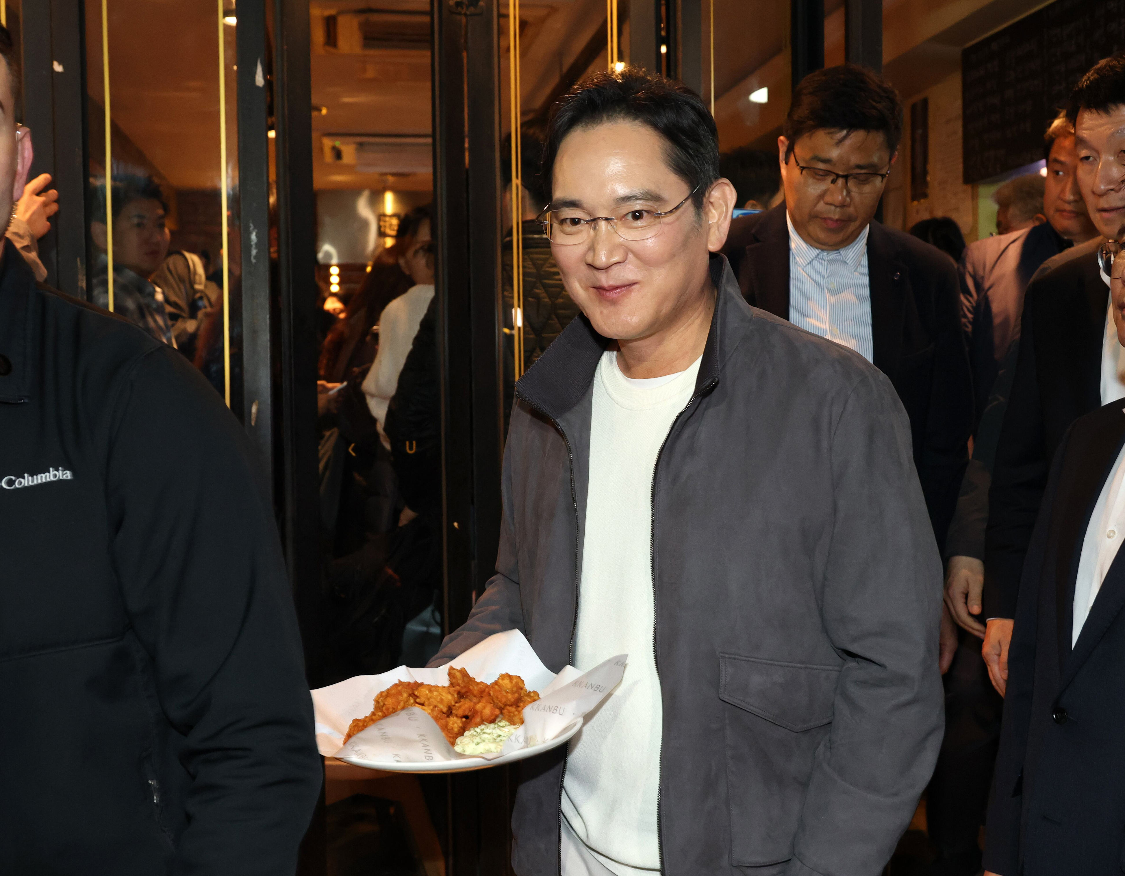 Samsung Electronics chairman Lee Jae-yong spotted with Vietnamese ...
