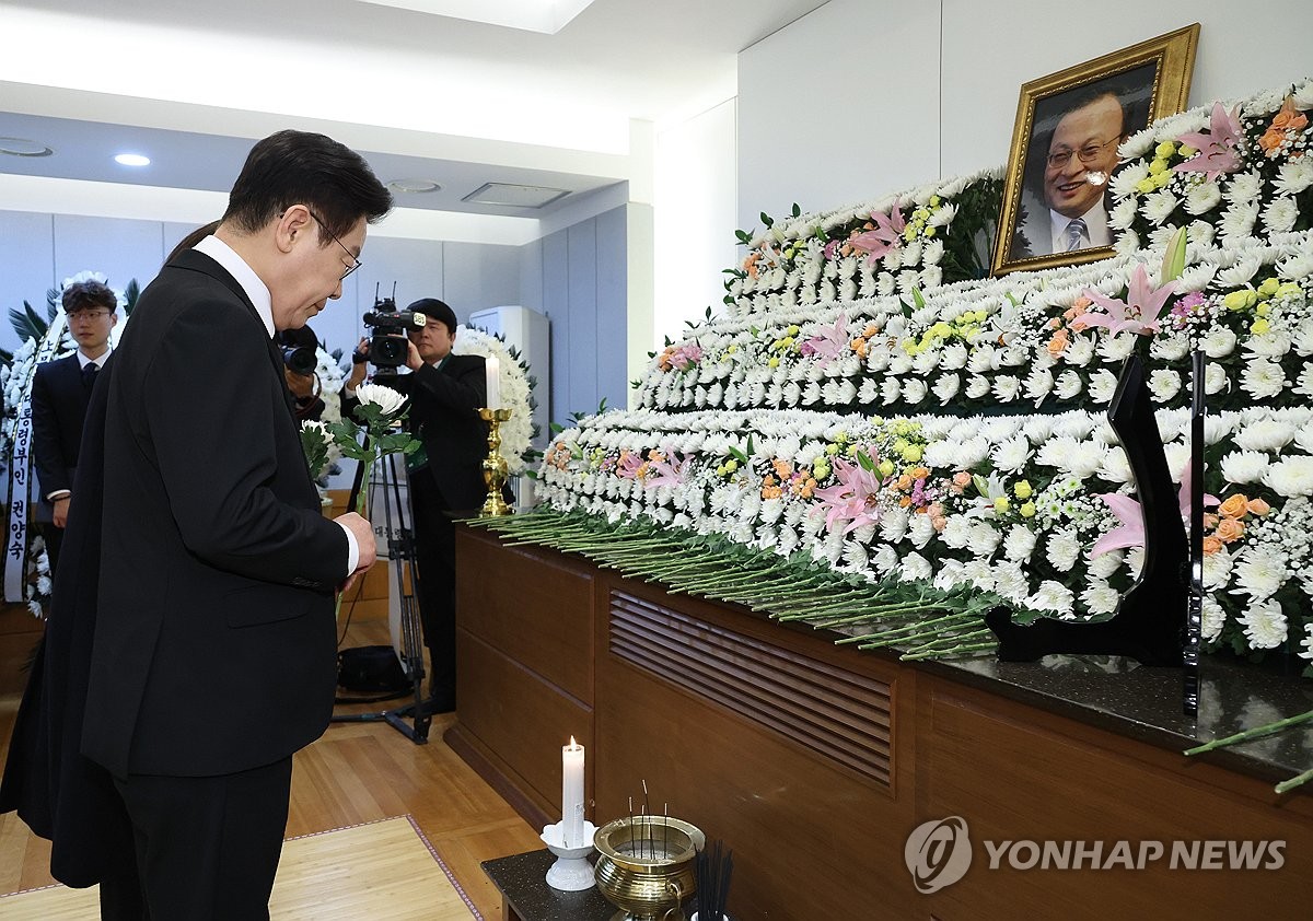 (Lead) Lee pays tribute to late PM Lee Hae-chan, awards highest ...