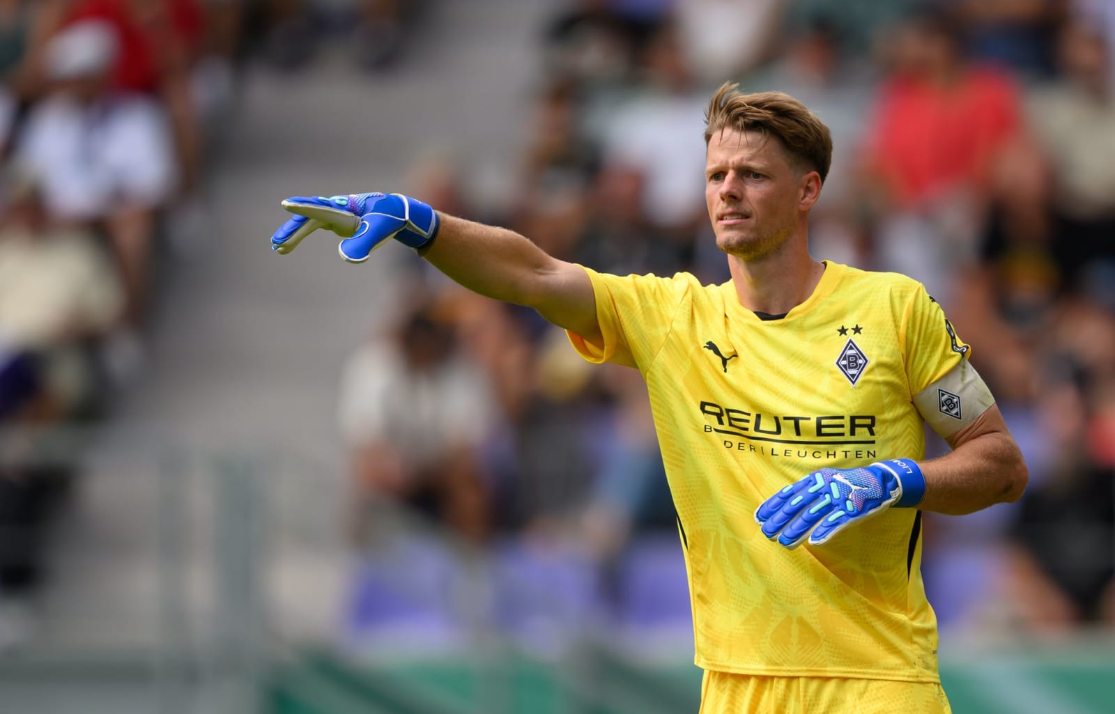 Leverkusen sign keeper Omlin on loan from Gladbach