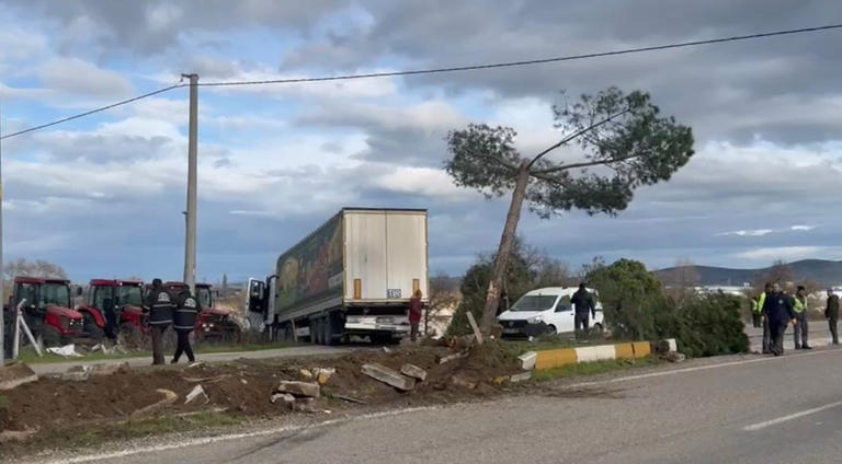 Gönen-Bandırma yolunda kontrolden çıkan tır şarampole savruldu