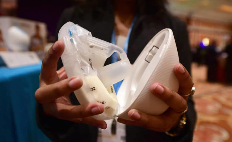 High school teacher pumps breast milk in the classroom - and it's ...