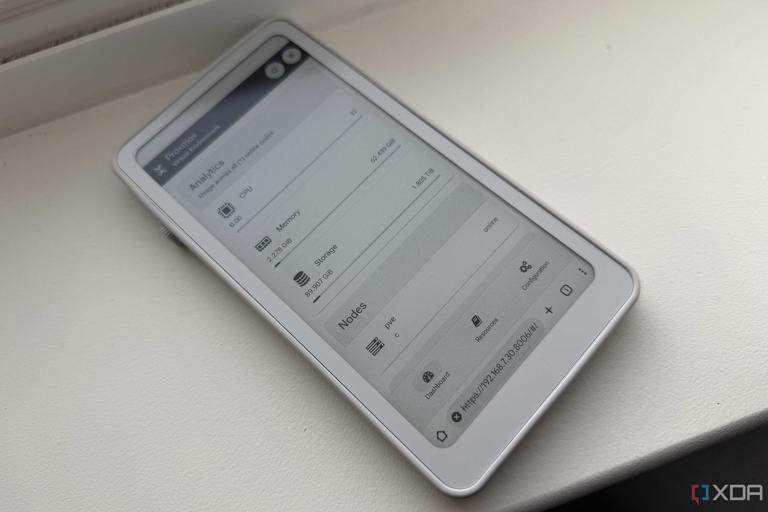 The best display for a home server isn't a monitor, it's an E Ink screen