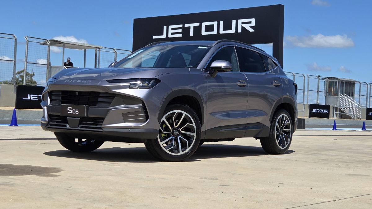 Especializada em SUVs, Jetour chega ao Brasil com S06 PHEV
