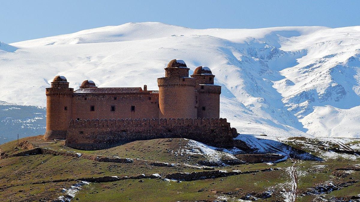 La fortaleza medieval a los pies de Sierra Nevada que conserva un patio ...