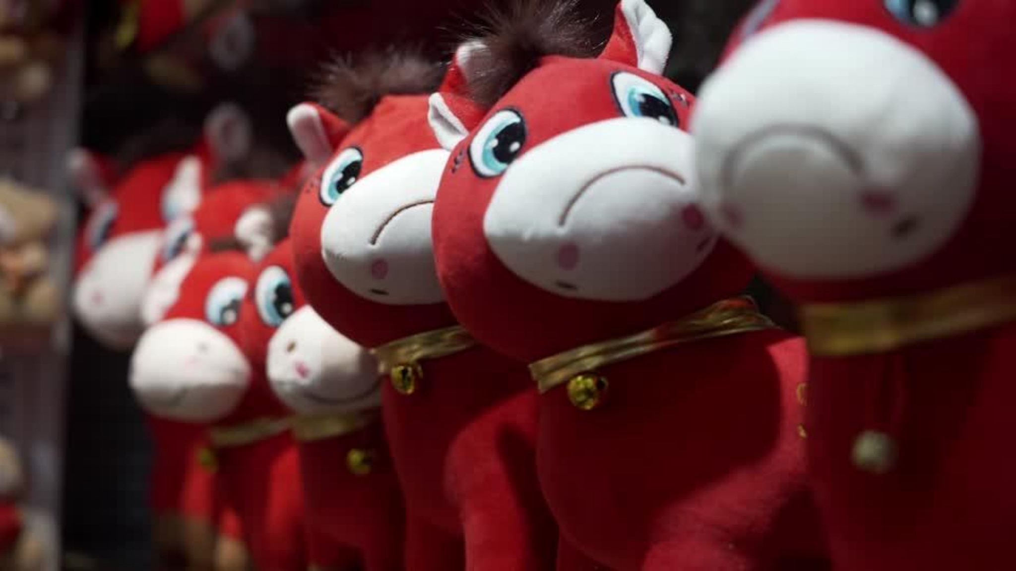 Cina, un errore di cucitura e il cavallino “triste” conquista i social ...