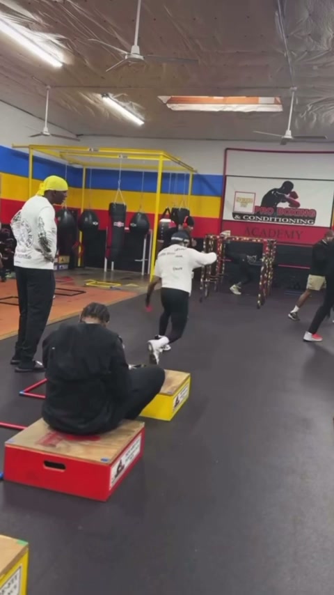 Wow Gervonta Davis Exhibits Super Fast Foot Work in Camp