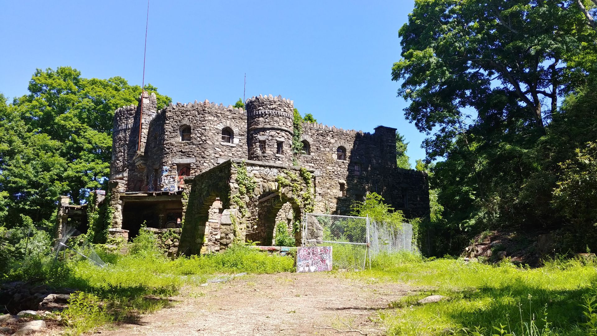 America is hiding creepy forgotten castles and mansions that look like ...